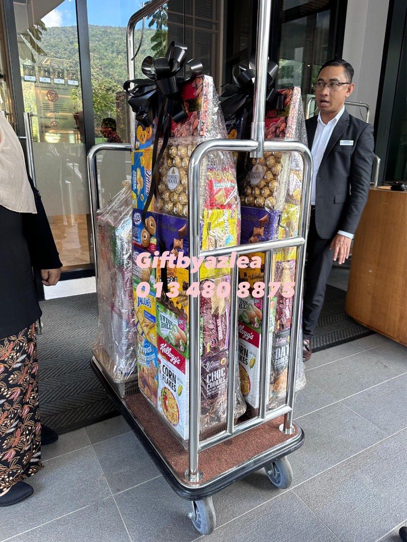 Hamper biskut dan ferrero rocher besar, Food & Drinks, Gift Baskets ...