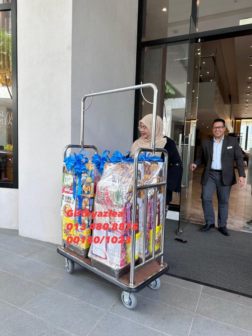 Hamper biskut dan ferrero rocher besar, Food & Drinks, Gift Baskets ...