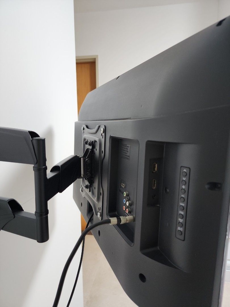 LG 32 inch tv with wall mount, TV & Home Appliances, TV & Entertainment ...