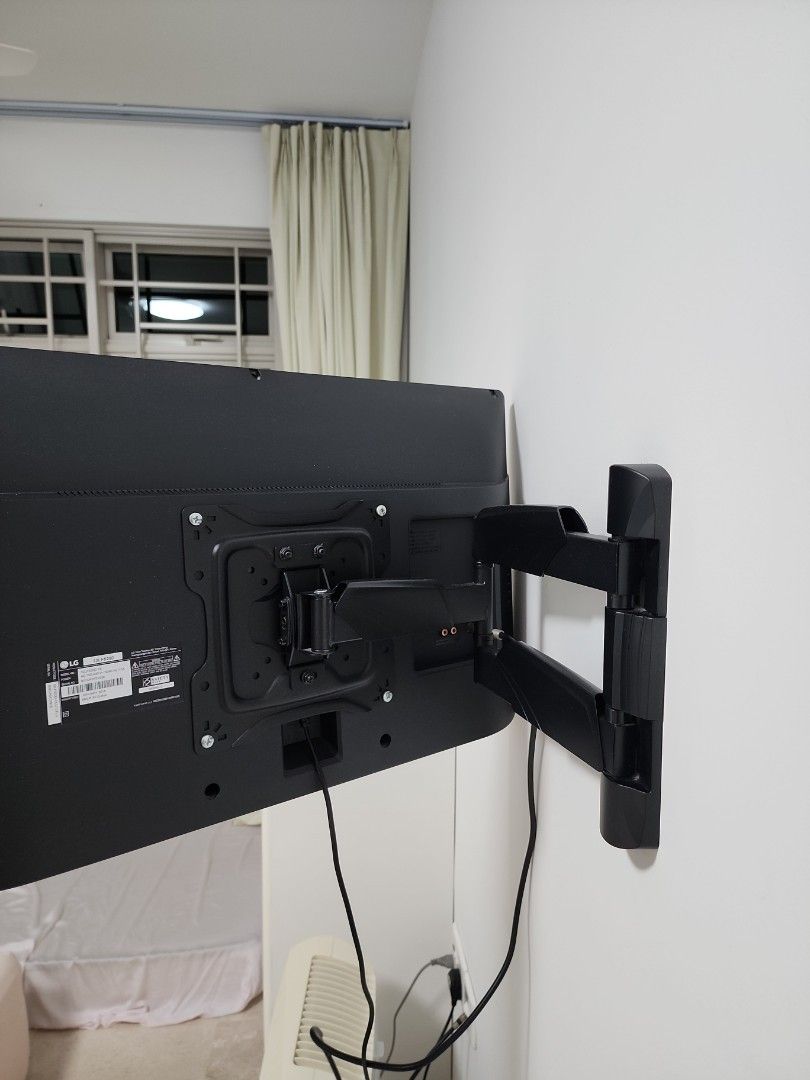 LG 32 inch tv with wall mount, TV & Home Appliances, TV & Entertainment ...