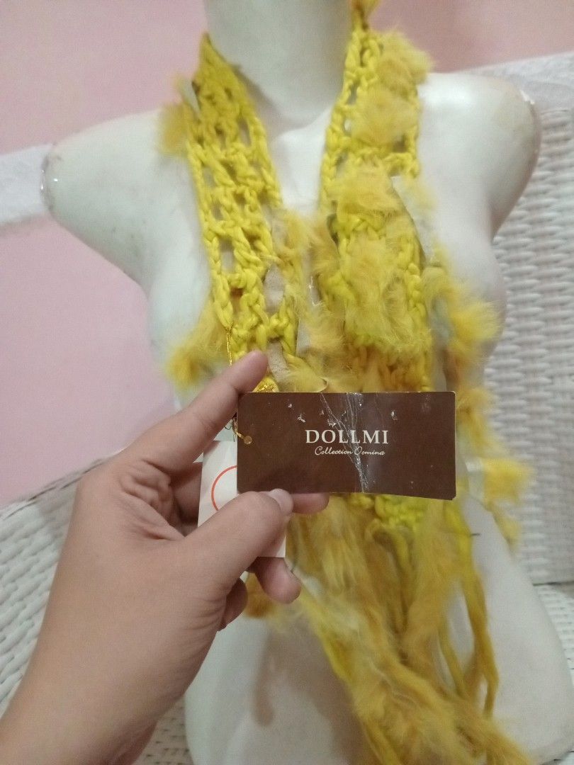 Syal bulu kuning FREE, Fesyen Wanita, Aksesoris di Carousell