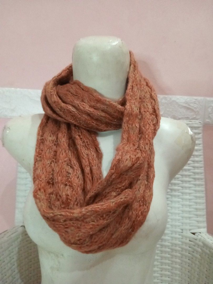 Syal rajut melingkar - Zara basic, Fesyen Wanita, Aksesoris di Carousell