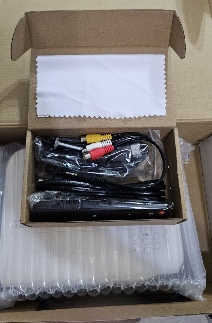 Yaber V2 Mini Portable Projector, TV & Home Appliances, TV ...