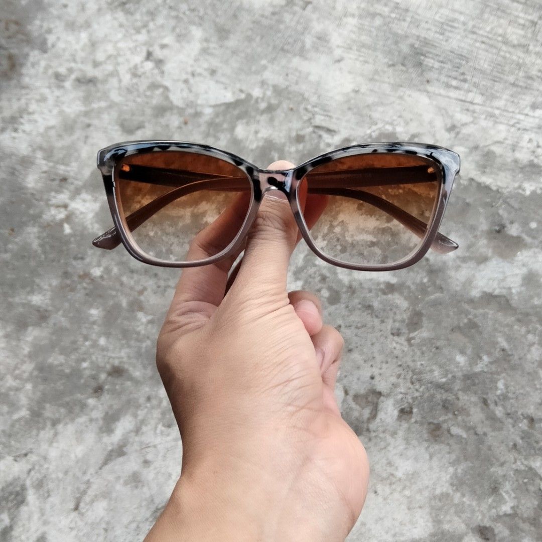 Hasil pemasangan lensa diwarna (Painted Lens) Gradasi Coklat R/L-500, Fesyen Wanita, Aksesoris ...