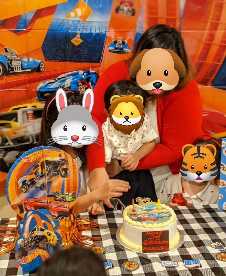 Hot Wheels Wild Racer Table Decorating Kit, Hobbies & Toys, Stationery ...