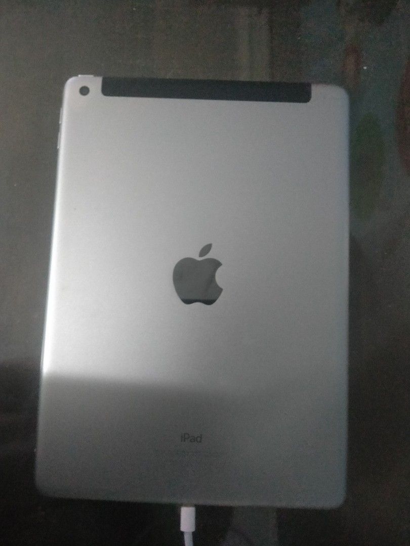 iPad Gen 5 [CRACKED], Mobile Phones & Gadgets, Tablets, iPad on Carousell