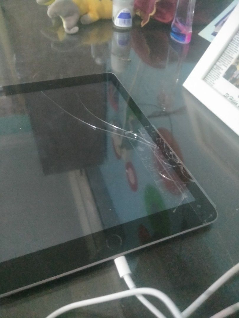 iPad Gen 5 [CRACKED], Mobile Phones & Gadgets, Tablets, iPad on Carousell
