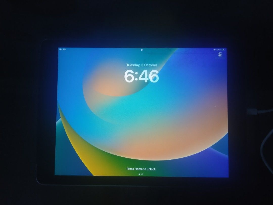 iPad Gen 5 [CRACKED], Mobile Phones & Gadgets, Tablets, iPad on Carousell