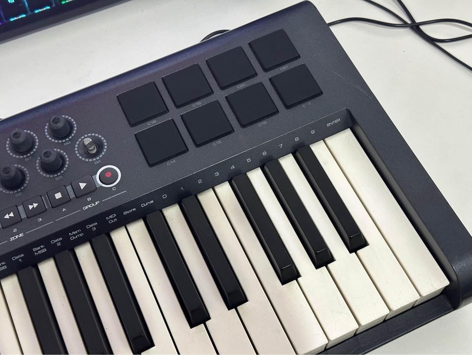 M-Audio Axiom 25 Advanced 25-Key Semi-Weighted USB MIDI Controller ...