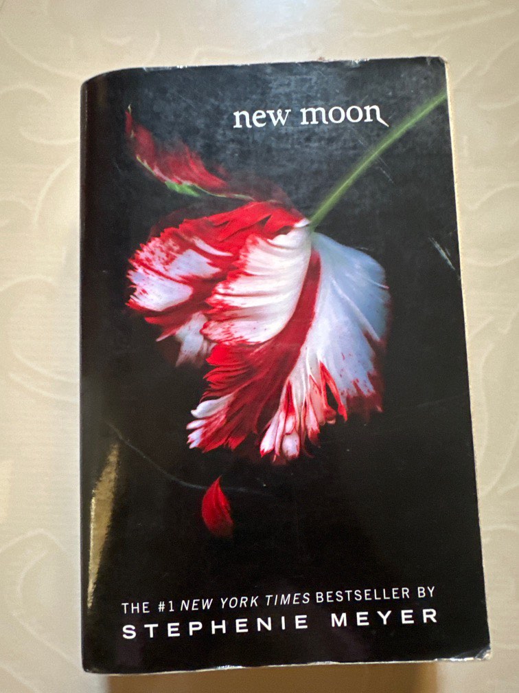 New Moon The Twilight Saga by Stephanie Meyer, Hobbies & Toys, Books ...