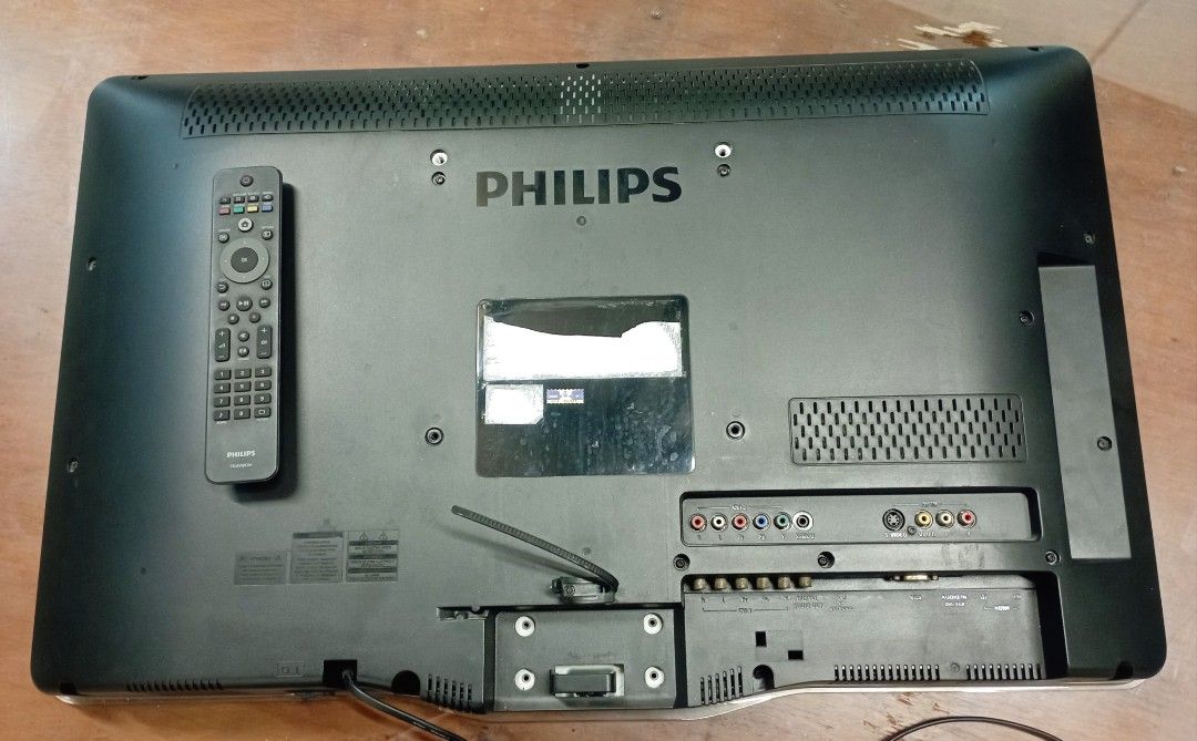 [Faulty] Phillips 32" LCD TV, TV & Home Appliances, TV & Entertainment, TV on Carousell
