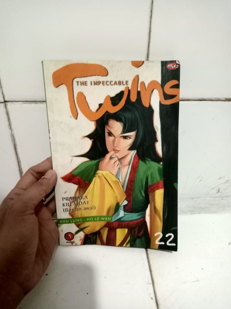 Komik THE IMPECCABLE TWINS vol 22 (preloved), Buku & Alat Tulis, Komik dan Manga di Carousell