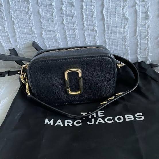 Marc Jacobs Soft Shot Black Crossbody, Luxury, Bags & Wallets on Carousell