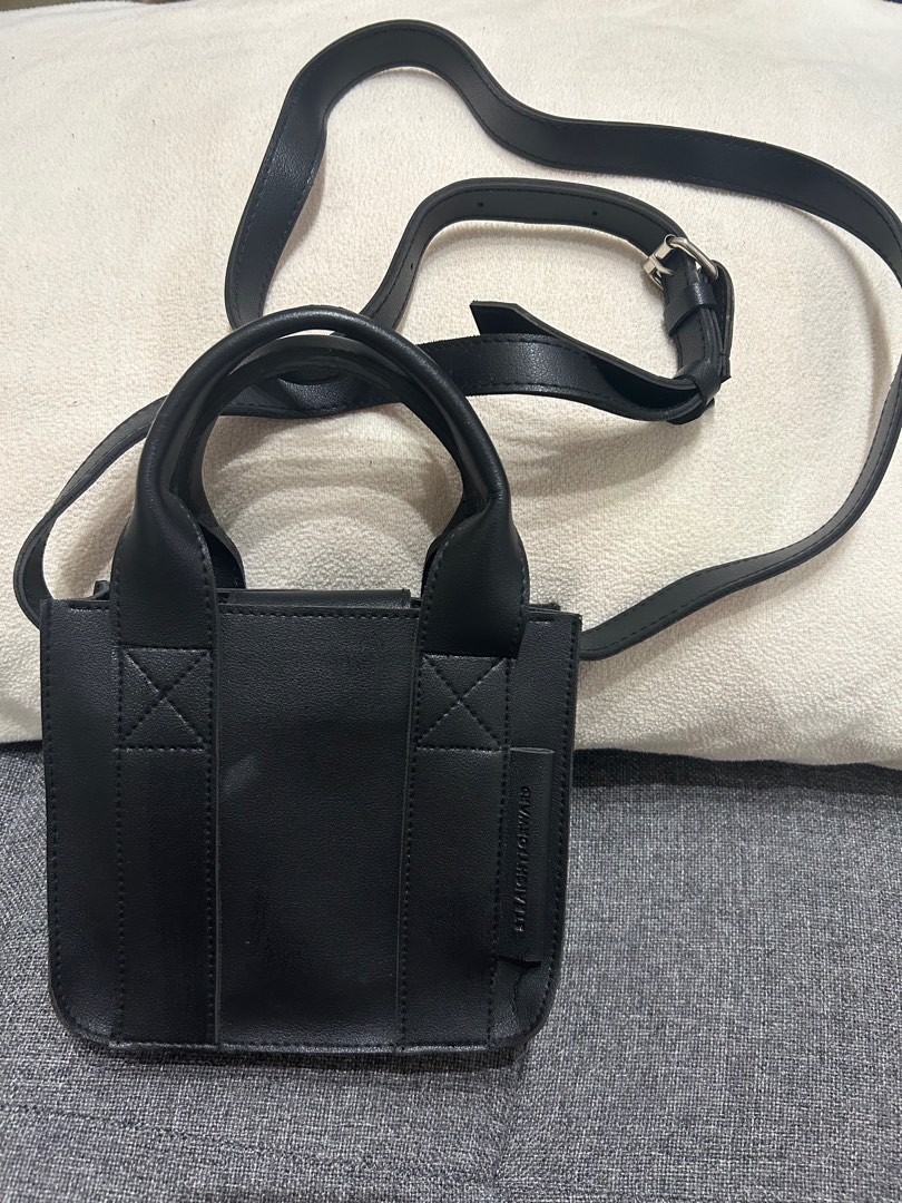 Straight forward sling/hand bag, Women's Fashion, Bags & Wallets ...