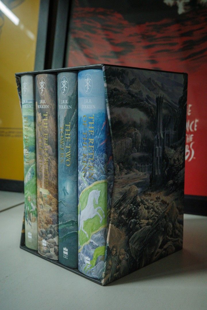 The Hobbit & The Lord of the Rings Illustrated Box Set, Hobbies & Toys ...