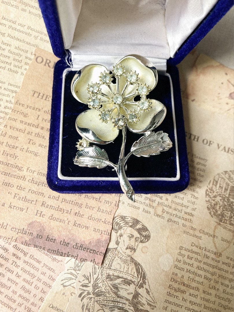 Vintage Big Flower Rhinestone Brooch Pin, Women's Fashion, Jewelry ...