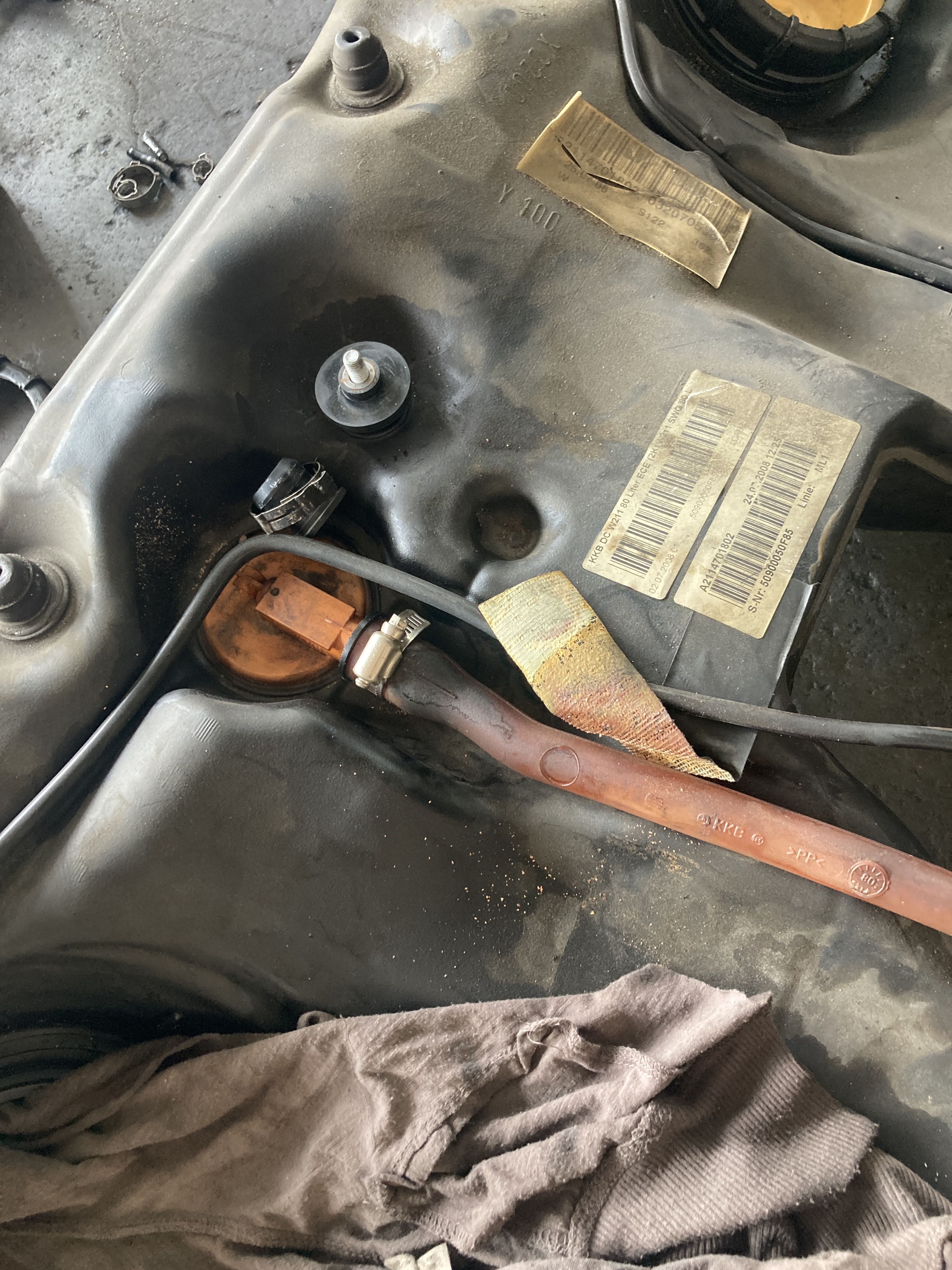 W211 fuel tank, Car Accessories, Accessories on Carousell