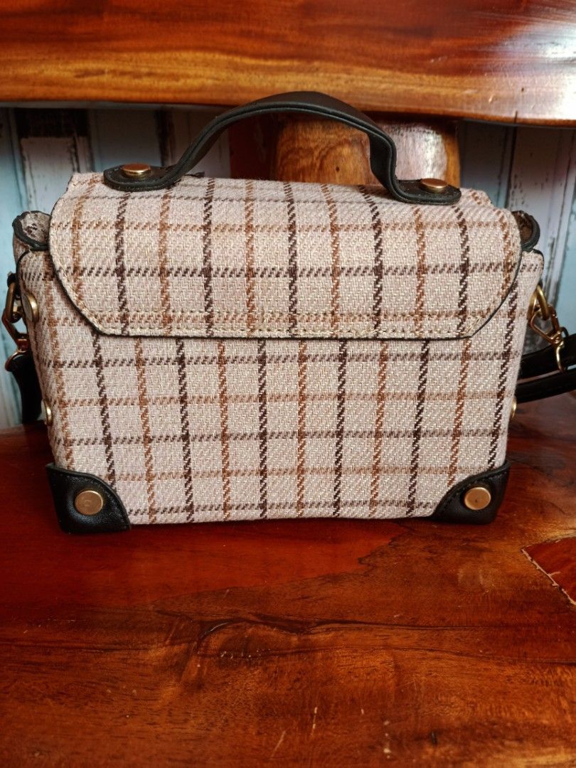 Box type Slingbag, Women's Fashion, Bags & Wallets, Cross-body Bags on ...