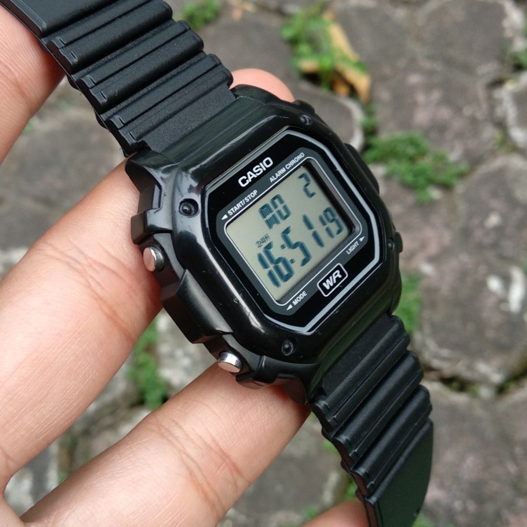 Casio digital watch, Fesyen Pria, Jam Tangan di Carousell