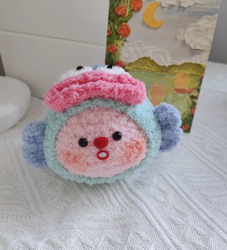 Corchet Loopy Crown Fish, Hobbies & Toys, Stationery & Craft, Handmade ...