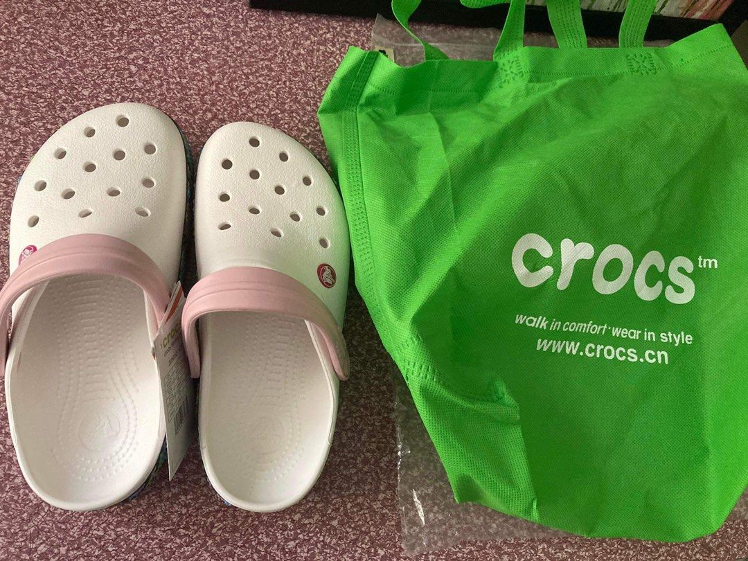 Crocs, Women's Fashion, Footwear, Slippers and slides on Carousell