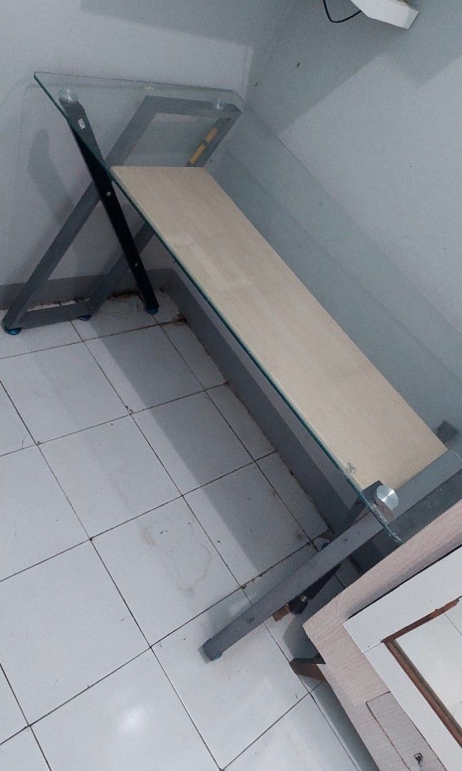 Meja Kerja Kaca tebal produk ace hardware, Barang Yang Dicari di Carousell