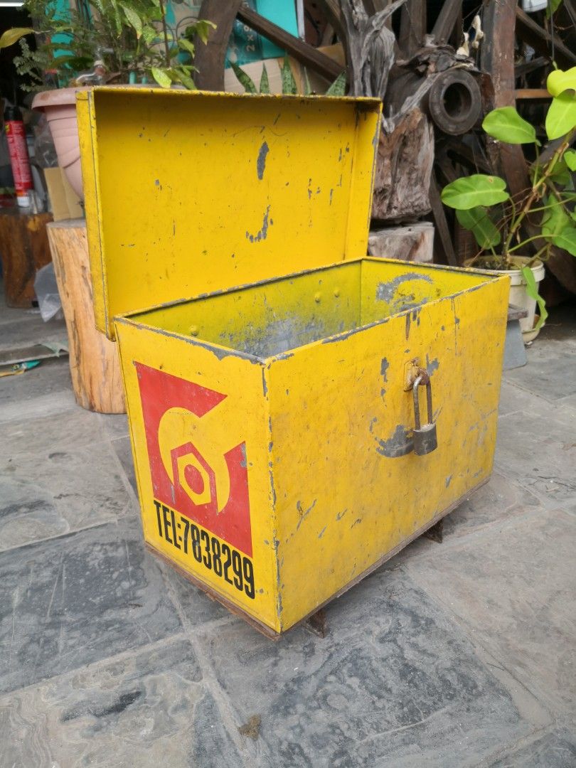 Vintage Carrier Experts Metal Box with Metal Stand, Hobbies & Toys ...