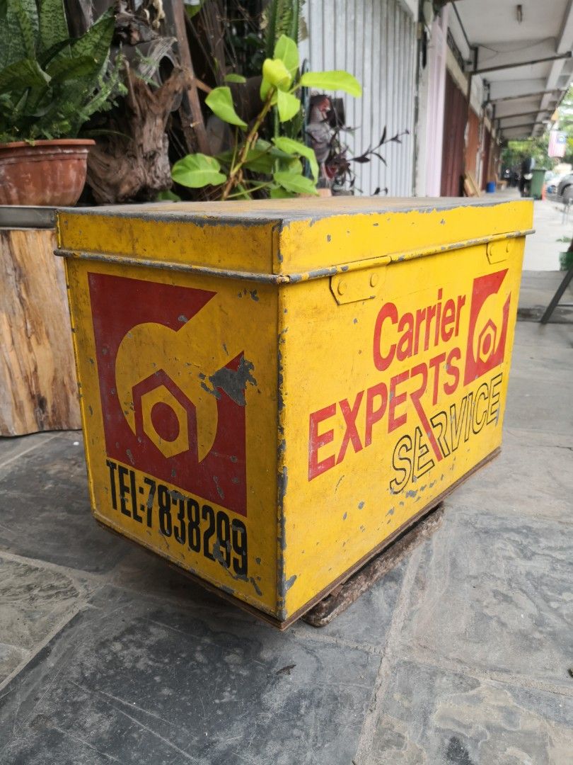 Vintage Carrier Experts Metal Box with Metal Stand, Hobbies & Toys ...