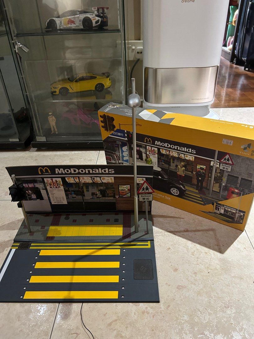 1/18 diorama MacDonald traffic light, Hobbies & Toys, Toys & Games on ...