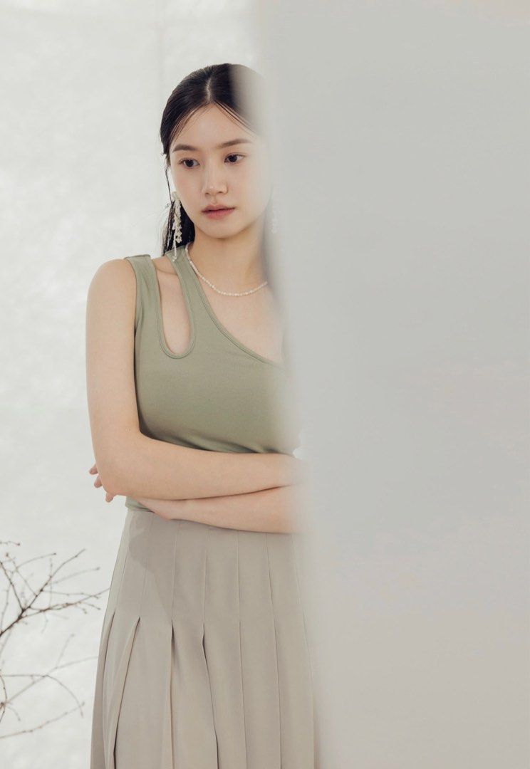 #極新二手 Meier.Q PROJECT.M 不對稱單肩簍空BRA TOP, 她的時尚, 上衣, 背心、無袖在旋轉拍賣