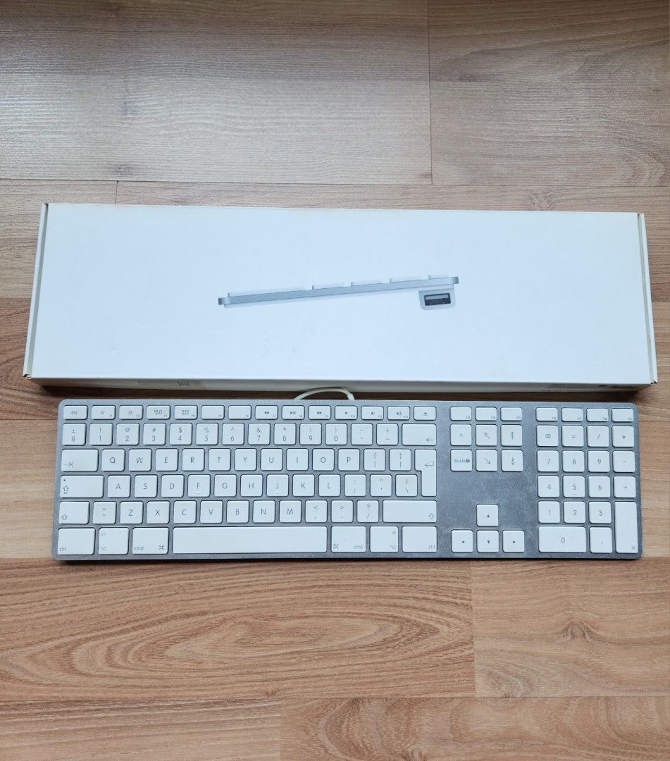 Apple Keyboard With Numeric Keypad Comes With Box Computers And Tech