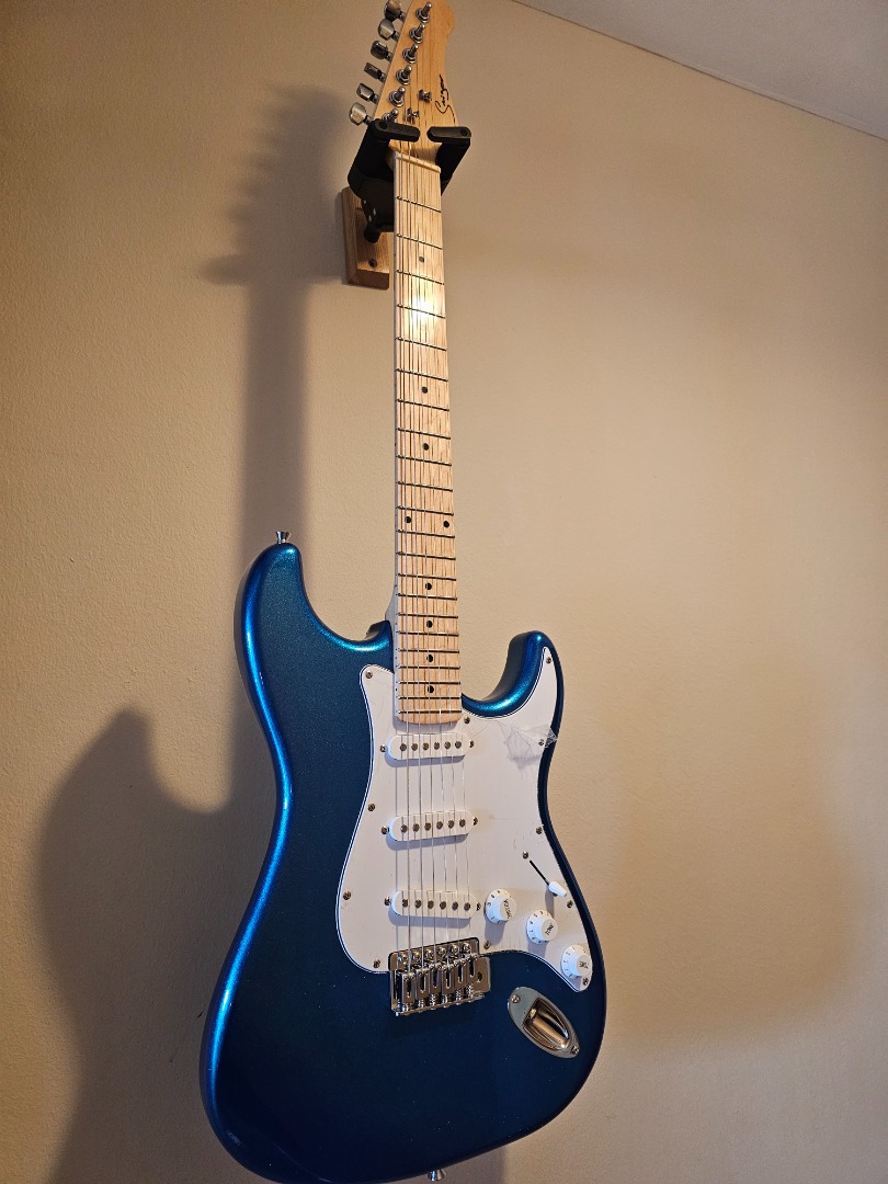 Beginner Dark Blue Stratocaster (Electric Guitar), Hobbies & Toys ...