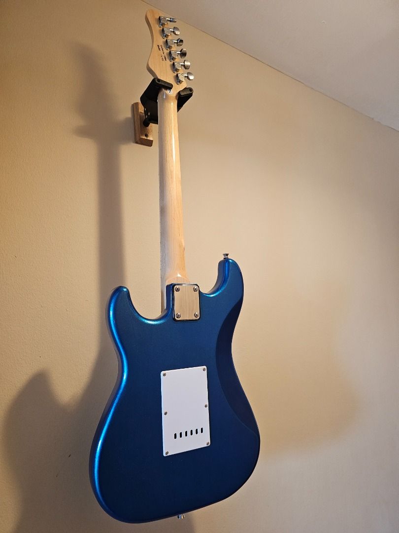 Beginner Dark Blue Stratocaster (Electric Guitar), Hobbies & Toys ...