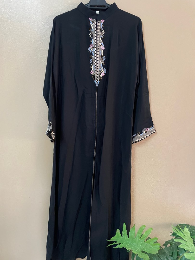 Black Jubah with Beads, Women's Fashion, Muslimah Fashion, Kaftans ...