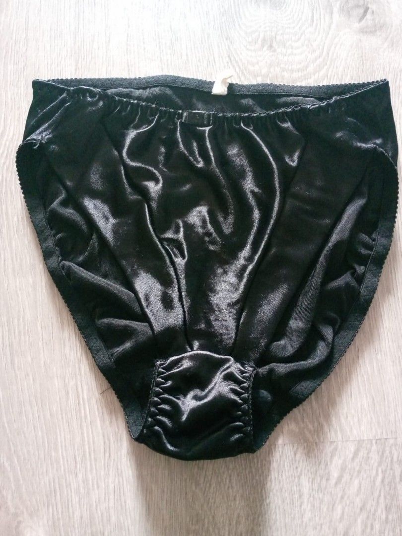 Celana Dalam branded jepang, Fesyen Wanita, Pakaian Wanita, Bawahan di Carousell