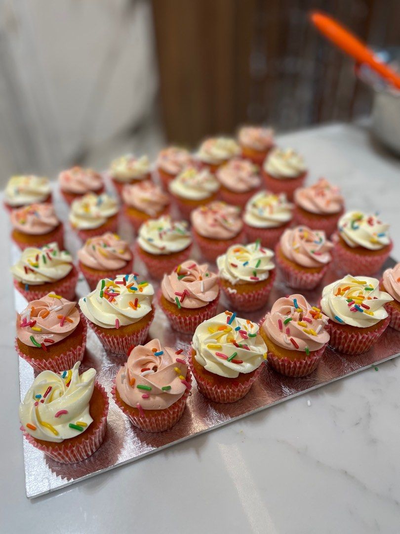 Customised mini cupcakes, Food & Drinks, Homemade Bakes on Carousell