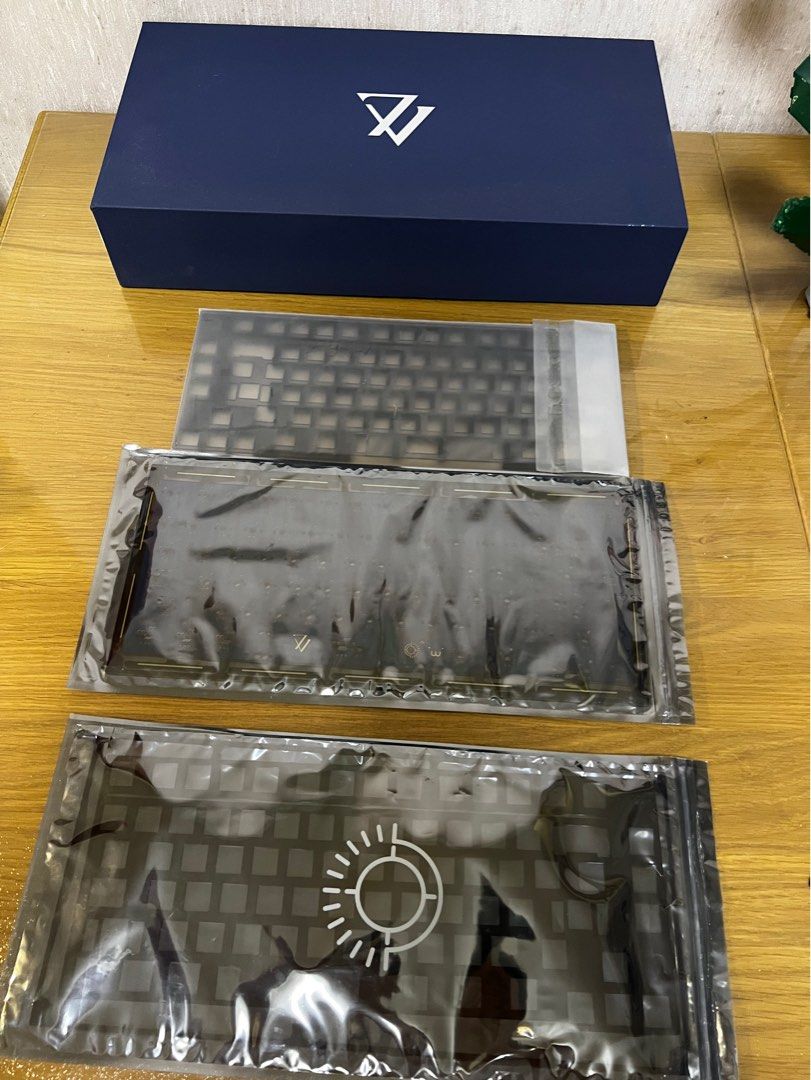 Gok 7v keyboard (Navy) with gmk dolch , pcb, pc plate and extra weight ...
