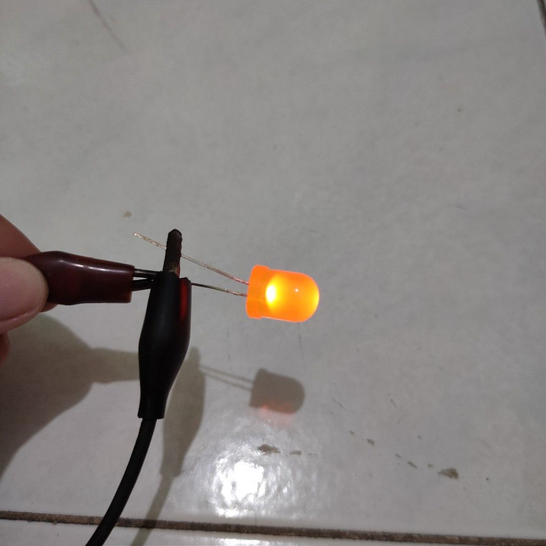 Lampu LED Kuning 10 mm 2 Kaki, Elektronik, Bagian Komputer & Aksesoris ...