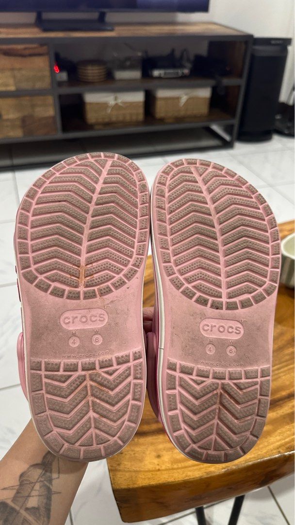 Preloved Original Crocs M4 W6, Women's Fashion, Footwear, Slippers and slides on Carousell