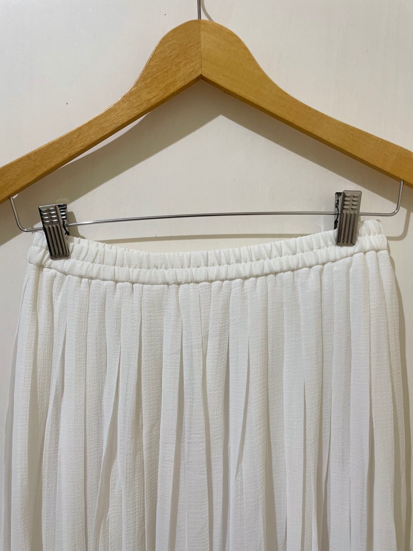 Preloved Rok Plisket Putih by Uniqlo, Fesyen Wanita, Pakaian Wanita ...