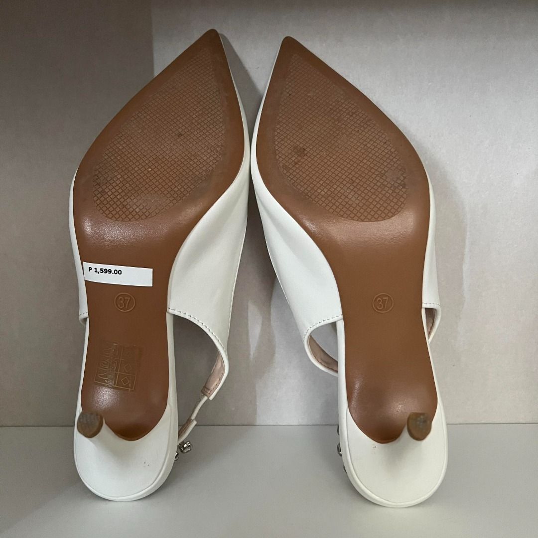 Alberto White Pumps, Women's Fashion, Footwear, Heels on Carousell