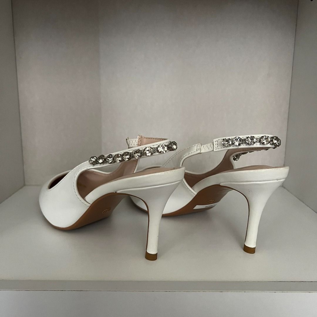 Alberto White Pumps, Women's Fashion, Footwear, Heels on Carousell