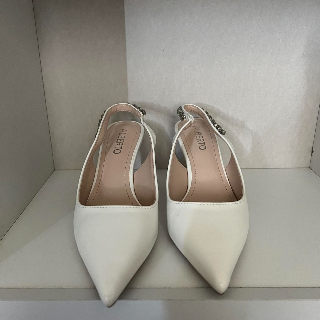Alberto White Pumps, Women's Fashion, Footwear, Heels on Carousell