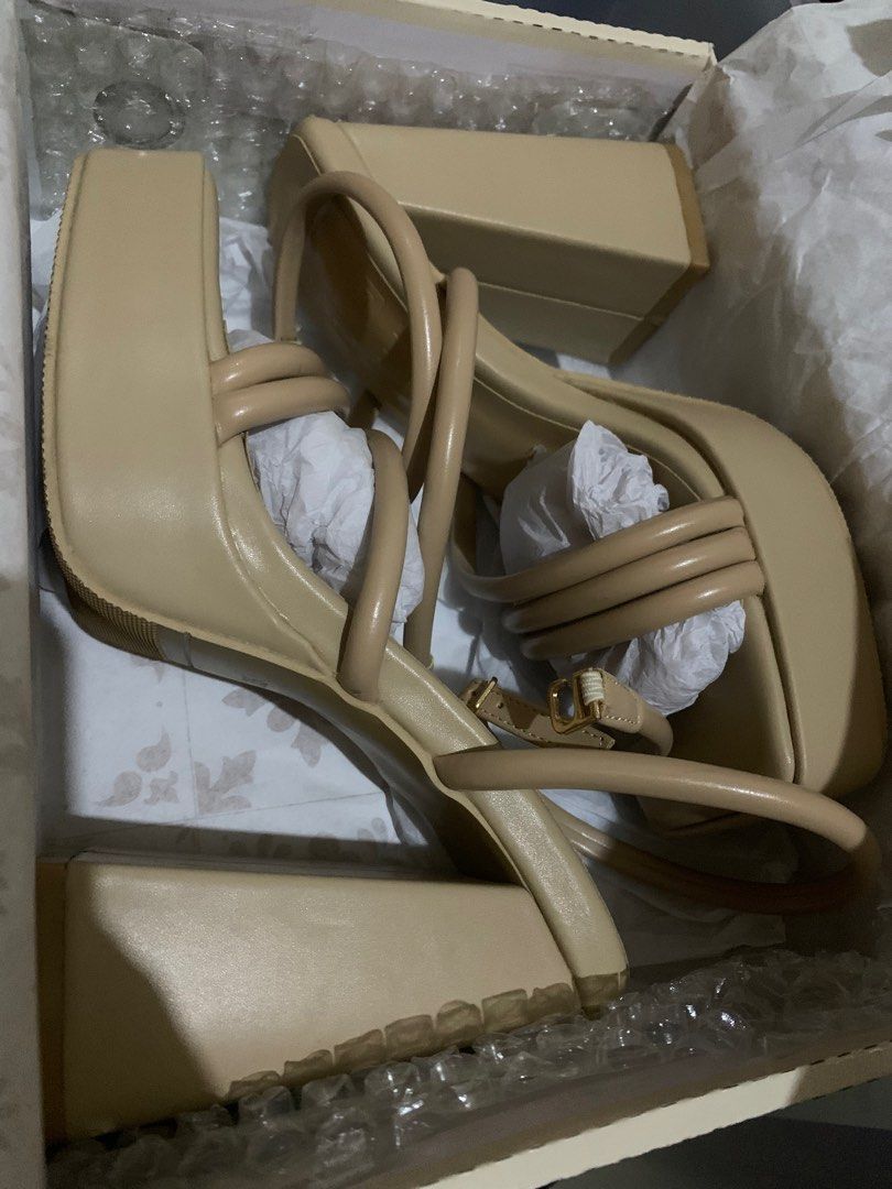 Hue Manila sandals, Women's Fashion, Footwear, Heels on Carousell