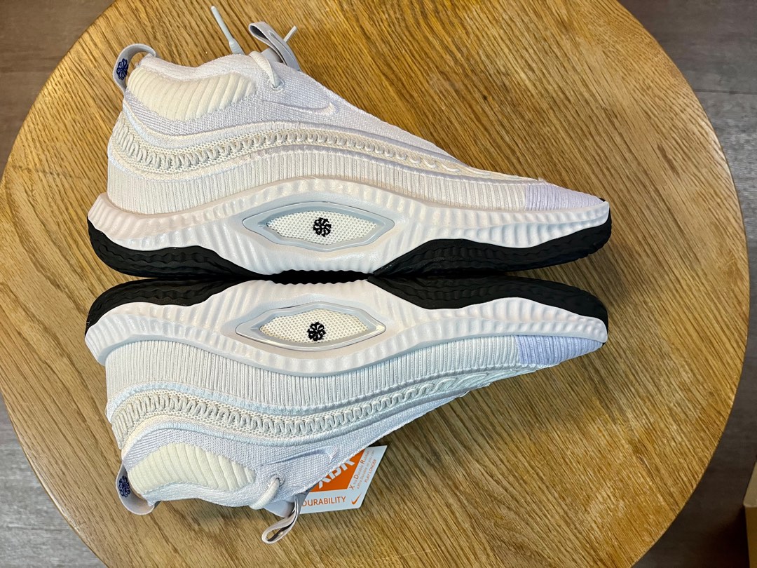 Nike Cosmic Unity 3 EP Summit White/ Black US11, 男裝, 鞋, 波鞋 - Carousell