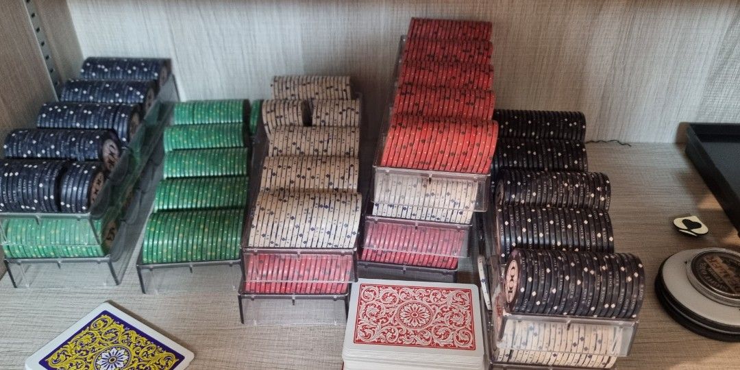 Poker chips (1000pc) with racks, Hobbies & Toys, Toys & Games on Carousell