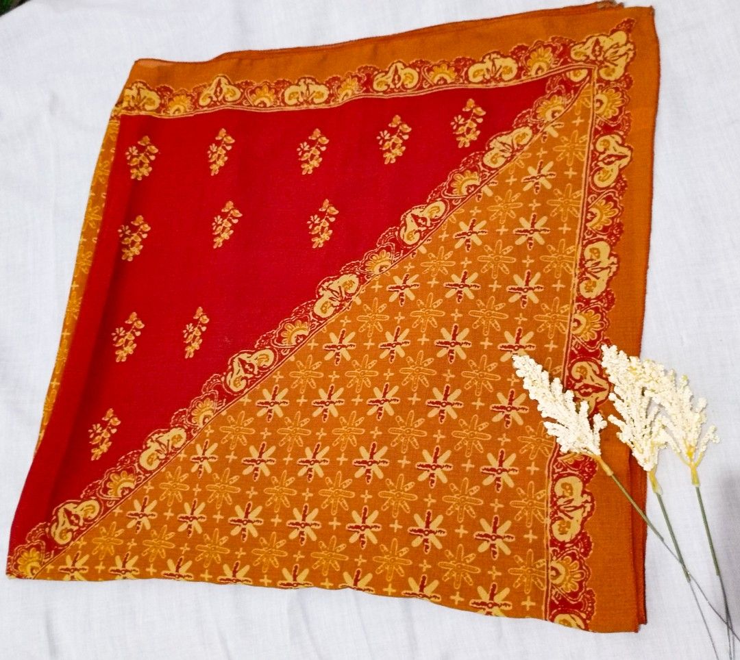 scarf kain hijab motif batik merah, Fesyen Wanita, Muslim Fashion, Syal ...