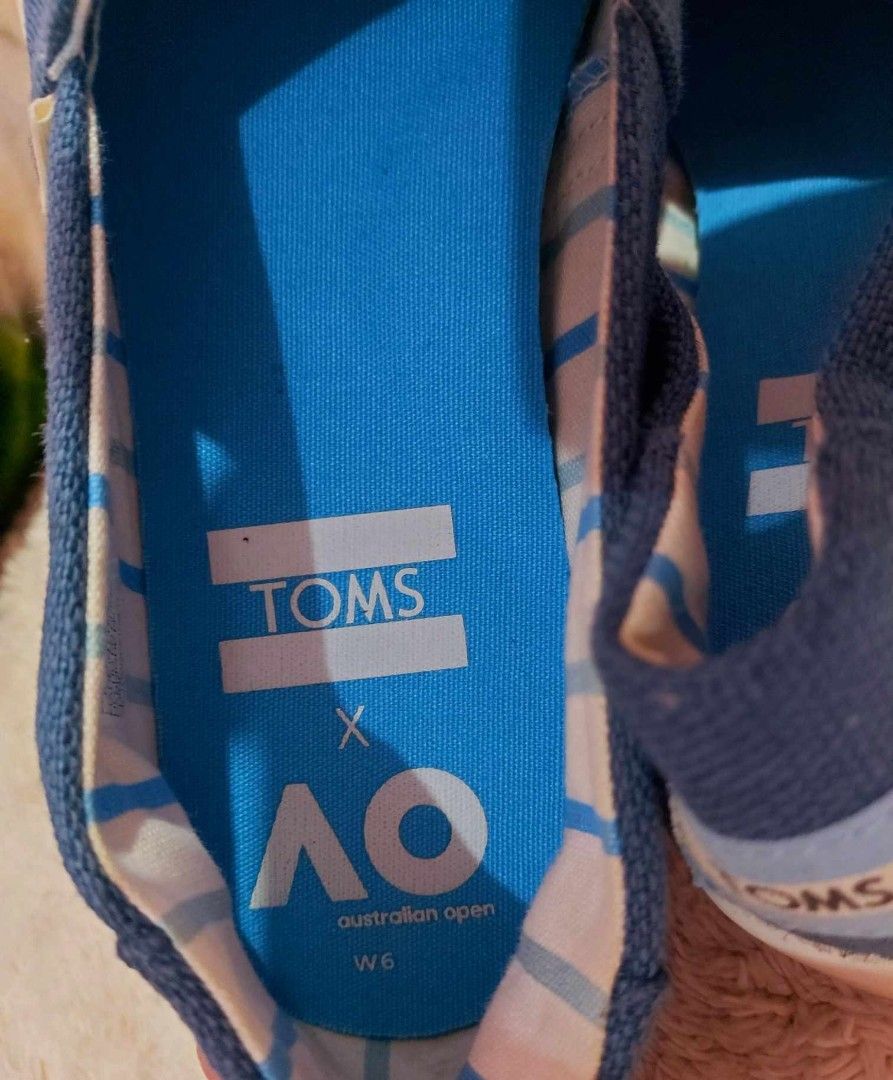 Toms, Women's Fashion, Footwear, Flats & Sandals on Carousell