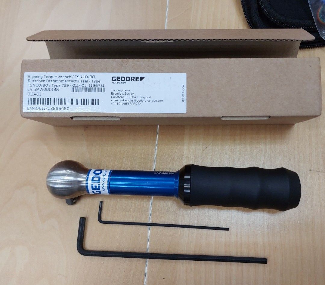 Tools screwdriver, grease gun, torque wrench, Pickit 3, air duster ...