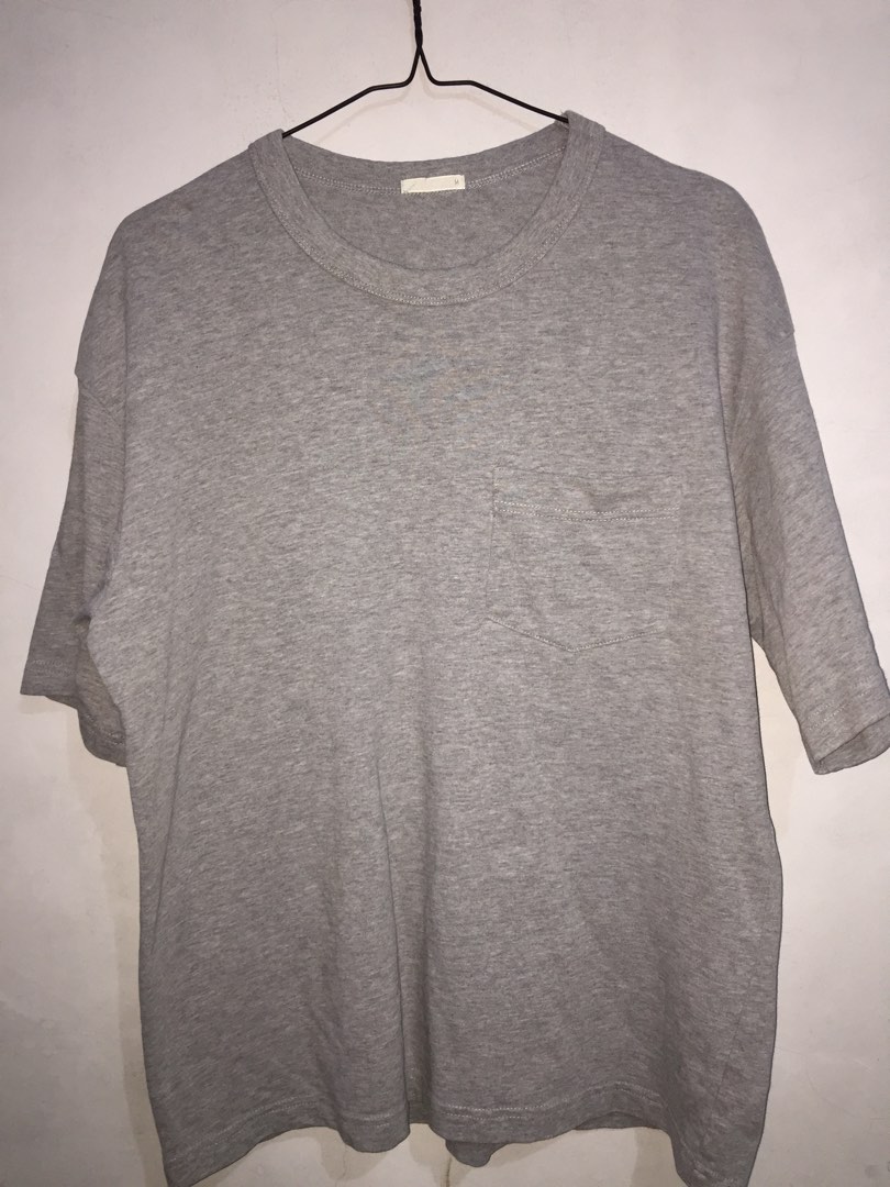 Uniqlo tshirt oversize, Fesyen Pria, Pakaian , Atasan di Carousell